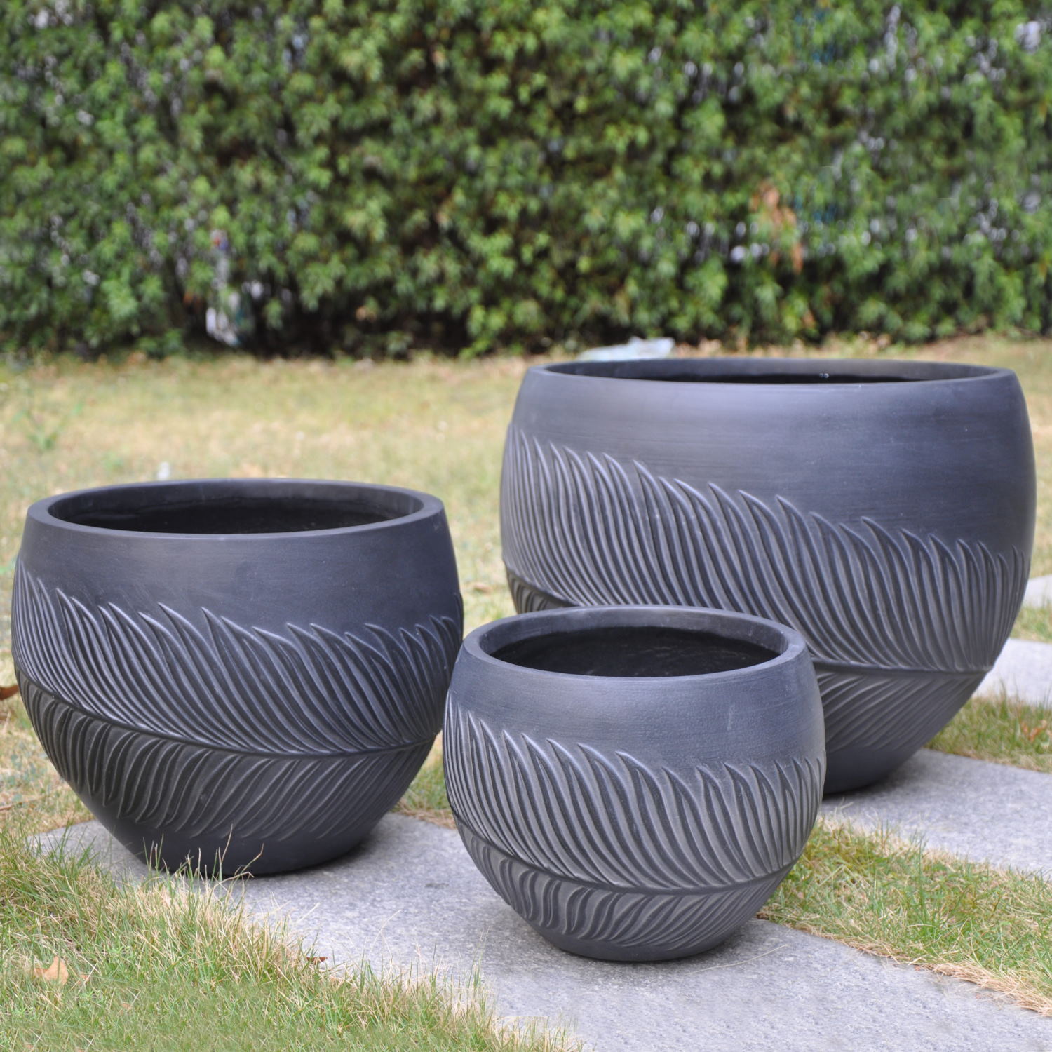 IDEALIST Lite Leaf Embossed Black Ball Planter, Outdoor Plant Pot D37 ...